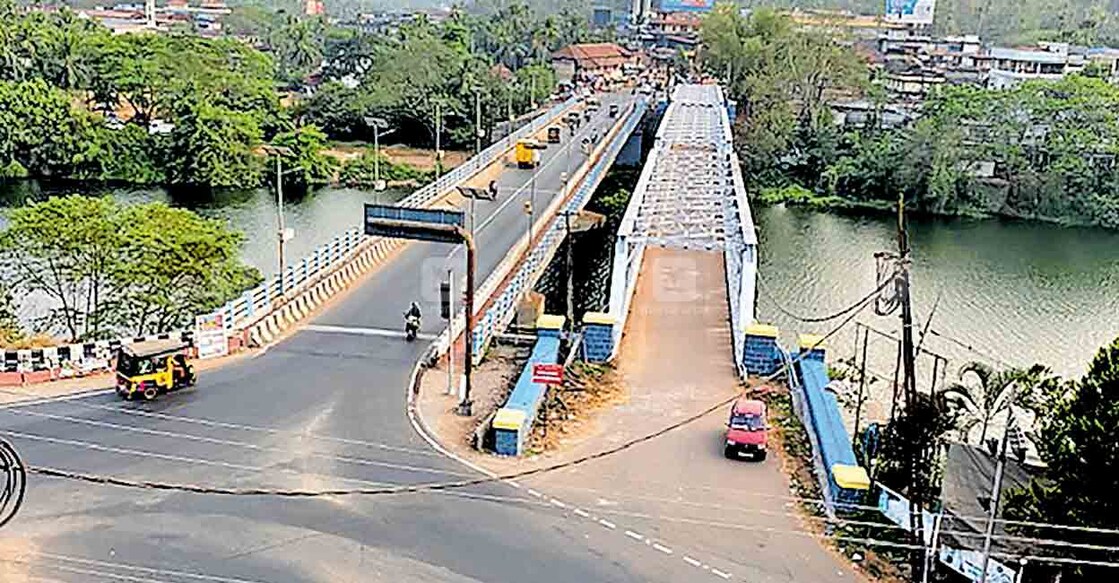 കരിങ്കൽ തൂണുകളിൽ കൂറ്റൻ ഉരുക്ക് ബീമുകളും പാളികളും; ഇരിട്ടി പഴയ പാലം ഇനി ...