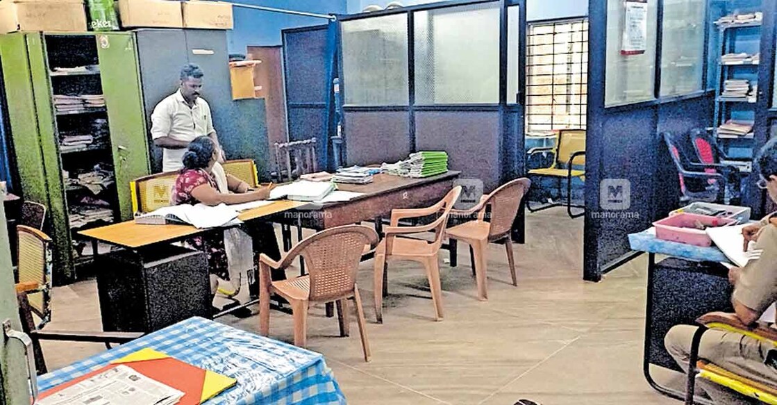 സർക്കാർ കെട്ടിടത്തിൽ നിന്നുതിരിയാൻ ഇടമില്ലാതെ എക്സൈസ് ഓഫിസ്