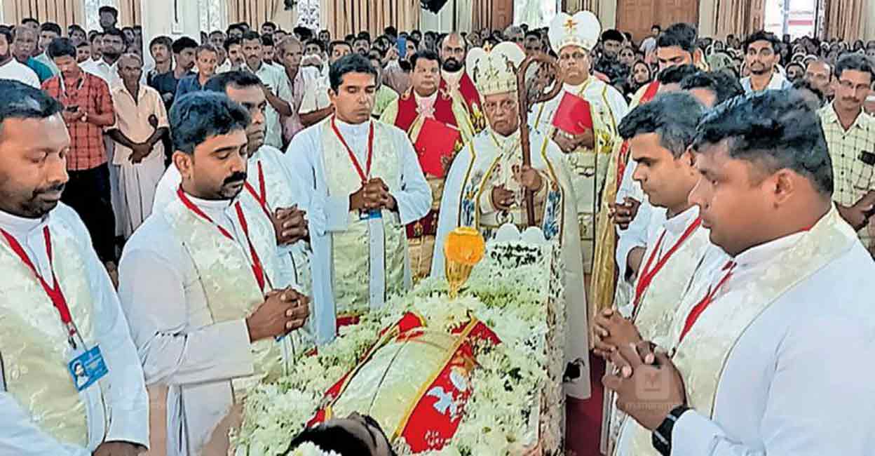 ഫാ. മനോജ് ഒറ്റപ്ലാക്കലിന് കണ്ണീരിൽ കുതിർന്ന അന്ത്യപ്രണാമം