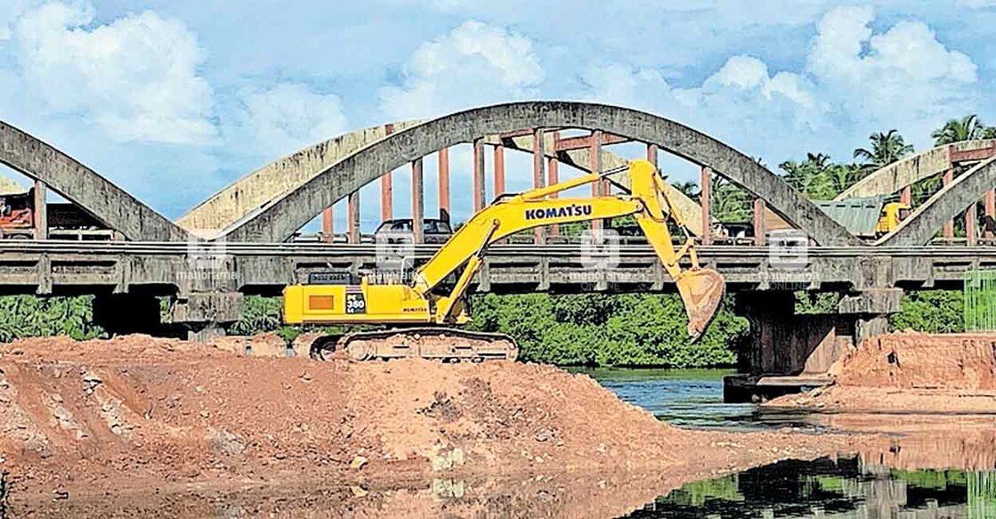 കുപ്പം പുഴയിൽ തള്ളിയ മണ്ണ് നീക്കിത്തുടങ്ങി