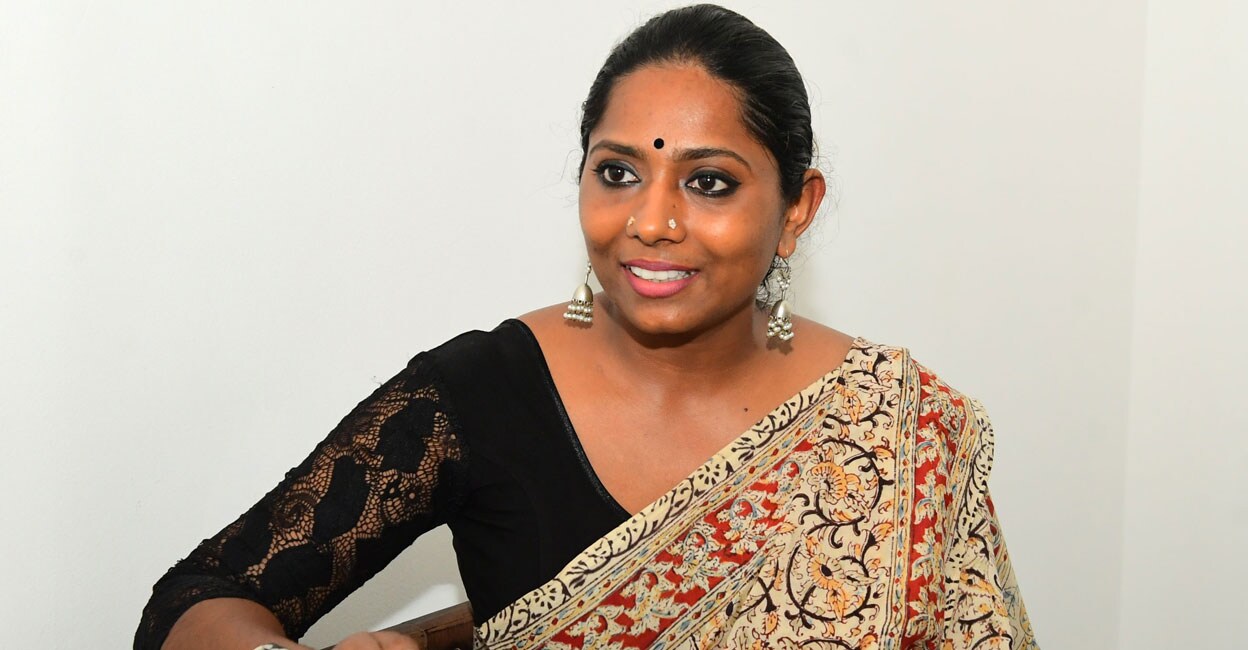 നിറങ്ങളിൽ നിറയെ സന്ദേശങ്ങളും സന്ദേഹങ്ങളും; ശ്രദ്ധേയമായി ചിത്രപ്രദർശനം ...