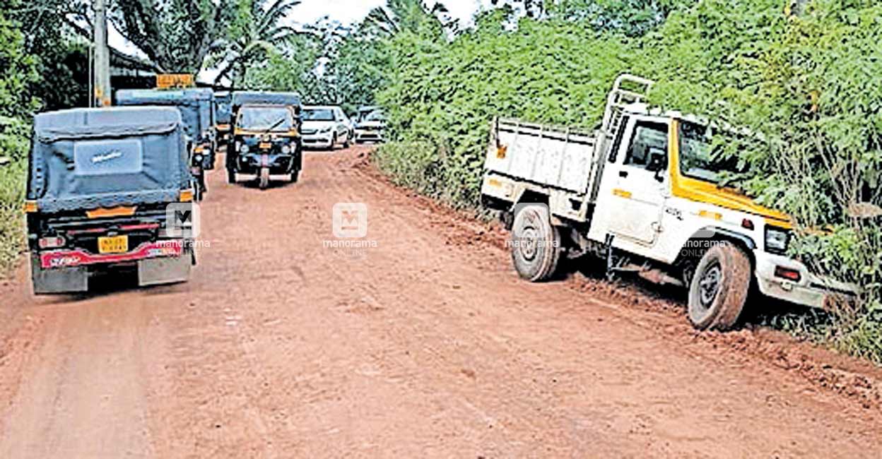 ദേശീയപാതയ്ക്ക് വേണ്ടി മണ്ണ് നീക്കി; ചെളിക്കുളമായി പട്ടുവം റോഡ്