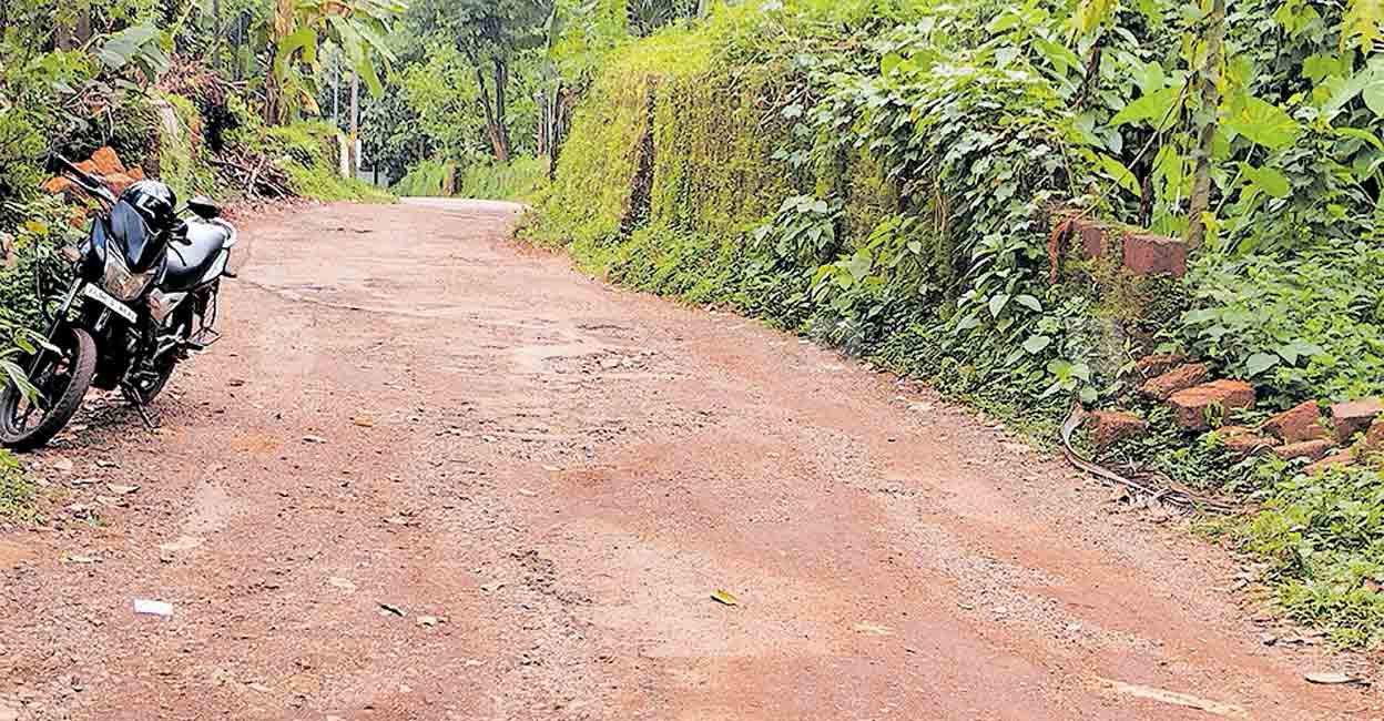 ബ്ലാത്തൂർ-പൈസായി റോഡിൽ യാത്രാദുരിതം