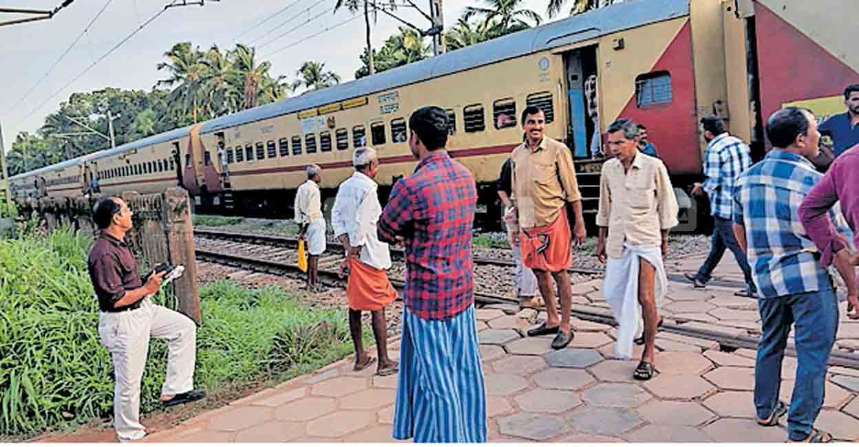 ട്രെയിൻ പിടിച്ചിട്ടു; റോഡിലും ഗതാഗതം തടസ്സപ്പെട്ടു