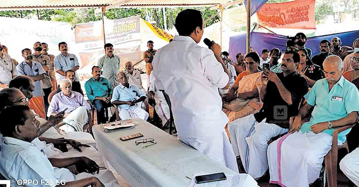 സമരപ്പന്തലിൽ ഉത്രാടസദ്യ വിളമ്പി