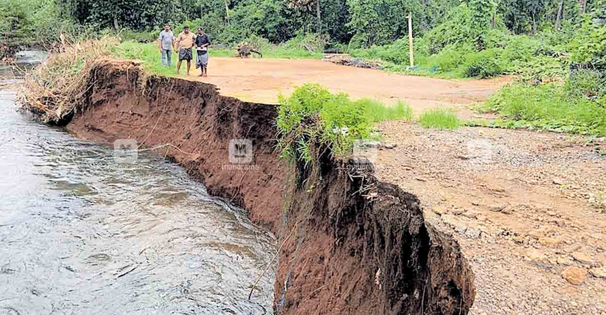 കരയിടിച്ചിൽ: കരുവഞ്ചാലിലെ വോളിബോൾ കോർട്ടിനു ഭീഷണി