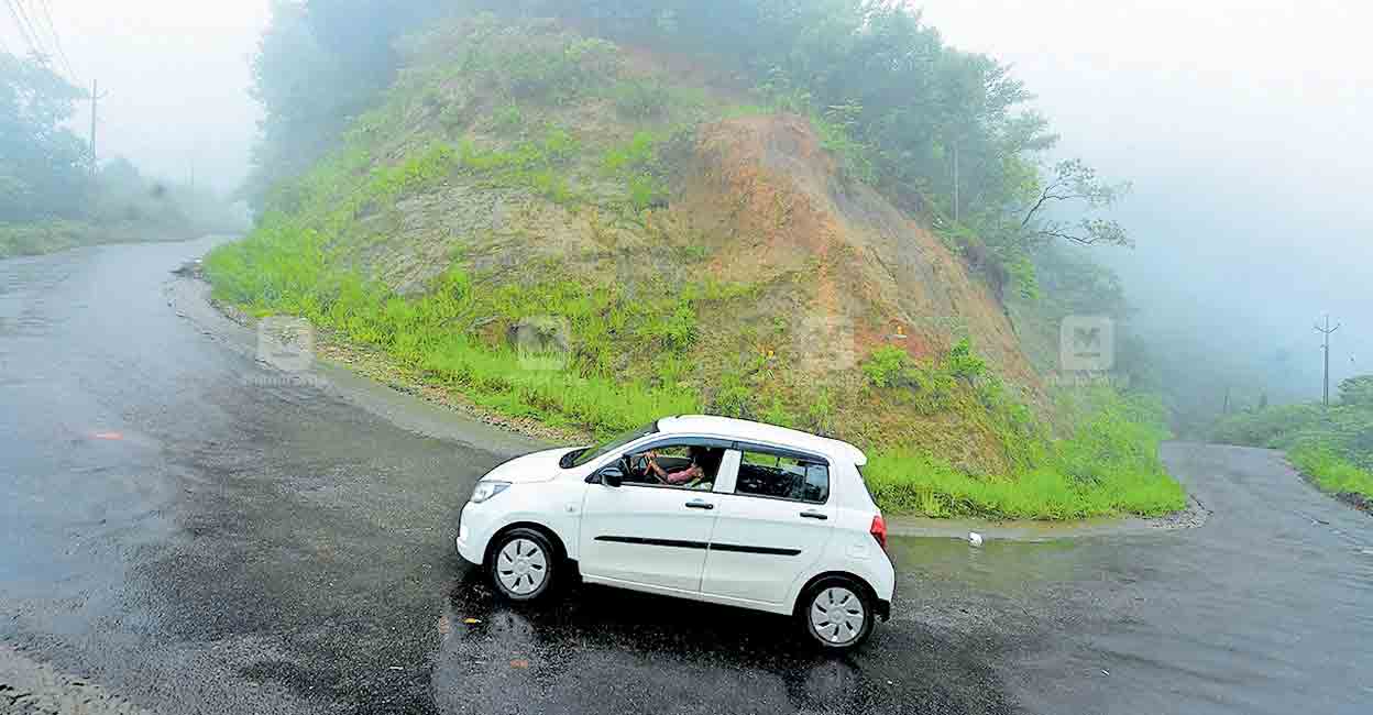 ഇടിഞ്ഞു മെലിഞ്ഞുപോയ റോഡ്, ആഴത്തിലേക്കു വാ പിളർന്നിരിക്കുന്ന കൊക്ക; പാ ...