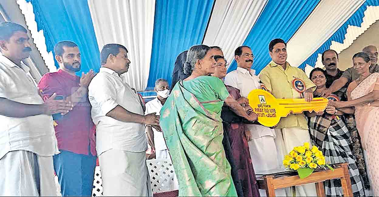 ഇരിട്ടിയിൽ 70 വീടുകളുടെ താക്കോൽ കൈമാറി