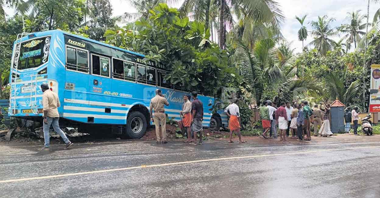 മമ്പറത്ത് സ്വകാര്യ ബസ് പറമ്പിലേക്ക് ഇടിച്ചുകയറി; പത്തോളം പേർക്ക് പരുക്ക്