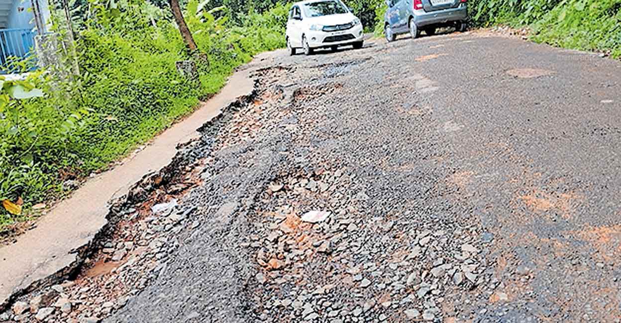 മാമാനം-സിദ്ദീഖ് നഗർ റോഡിൽ അരമീറ്റർ ആഴത്തിൽ കുഴികൾ; യാത്ര ദുരിതം ...