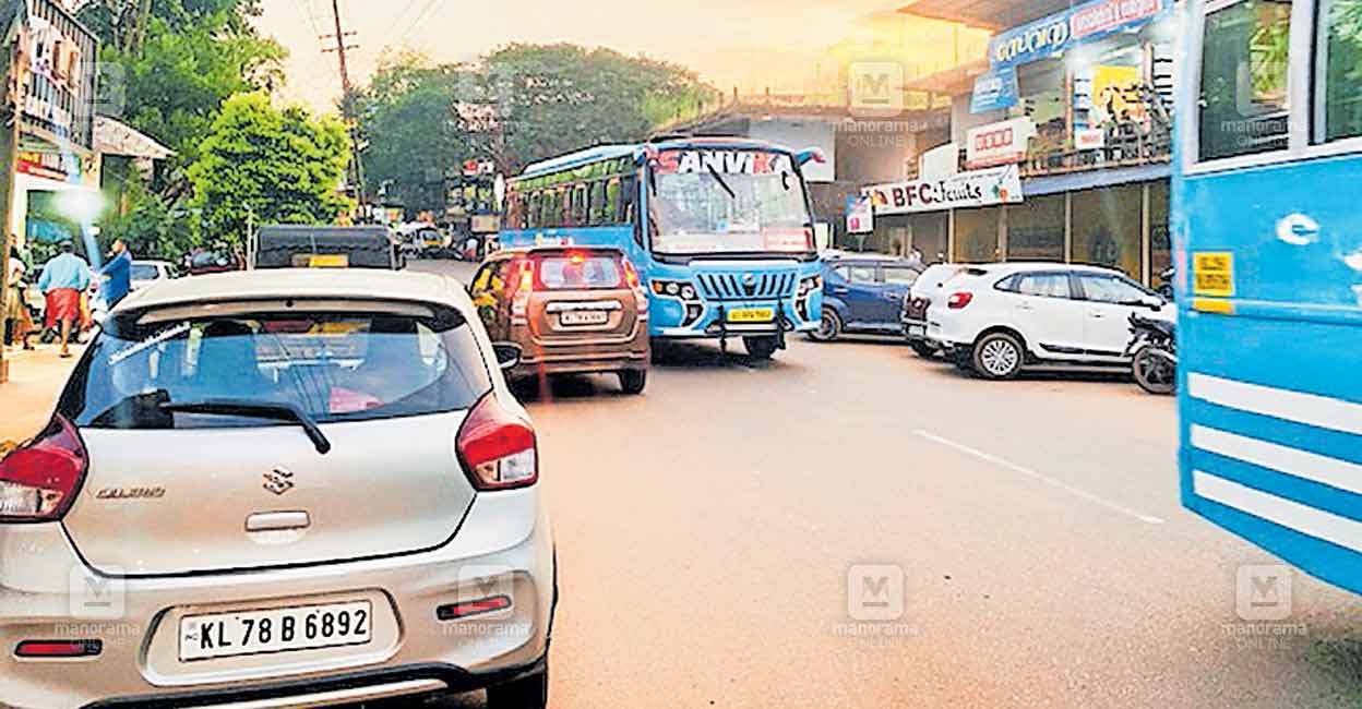 പൊലീസ് നടപടിയെടുത്തിട്ടും തോന്നുംപടി പാർക്കിങ്; വാഹനങ്ങൾ ക്രെയി ...