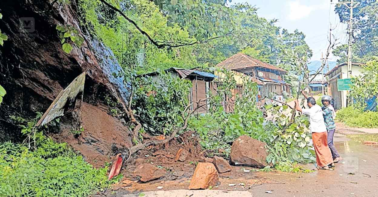 കൂട്ടുപുഴ ടൗണിൽ പഴയ പാലത്തിന് ‍സമീപം ഗതാഗതം തടസ്സപ്പെട്ടു | Landslide ...