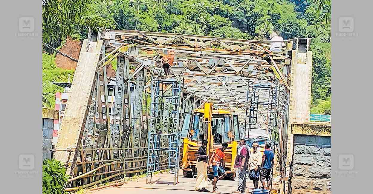 ചരക്കുലോറിക്കെന്ത് പൈതൃകപ്പാലം! മേൽക്കൂര ഇടിച്ചു തകർക്കുന്നത് തുടരുന്നു ...