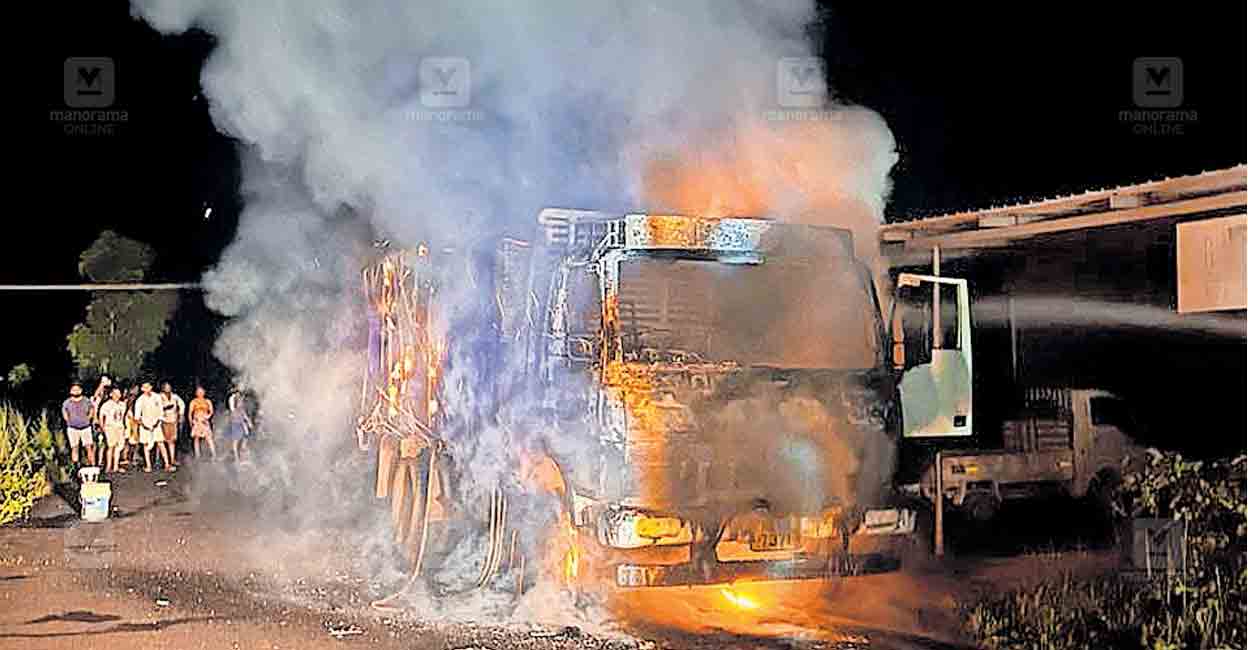 പ്ലൈവുഡുമായി വരികയായിരുന്ന ലോറിക്ക് തീപിടിച്ചു | Lorry fire ...