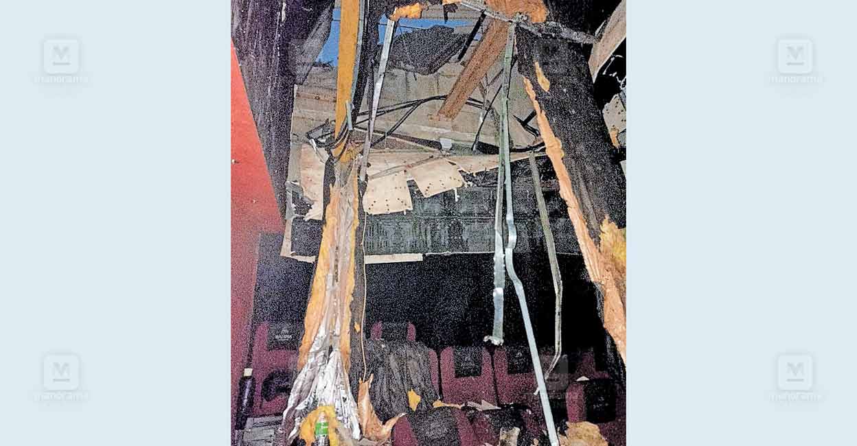 തിയറ്ററിന്റെ മേൽക്കൂര തകർന്നു; 4 പേർക്കു പരുക്ക് | Cinema roof collapse ...
