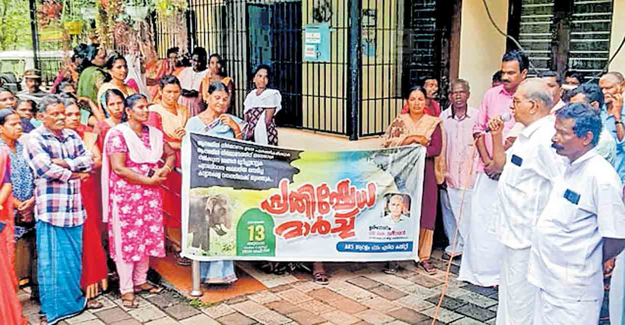 ആനമതിൽ നിർമാണം വേഗത്തിലാക്കണം; ആറളം ഫാം ടിആർഡിഎം ഓഫിസിലേക്ക് ആദിവാസി ...