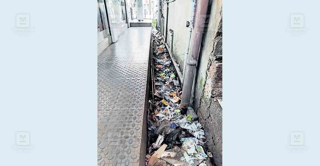 പഴയങ്ങാടി ബസ് സ്റ്റാൻഡ് കെട്ടിടസമുച്ചയത്തിനടുത്ത് മാലിന്യക്കൂമ്പാരം ...