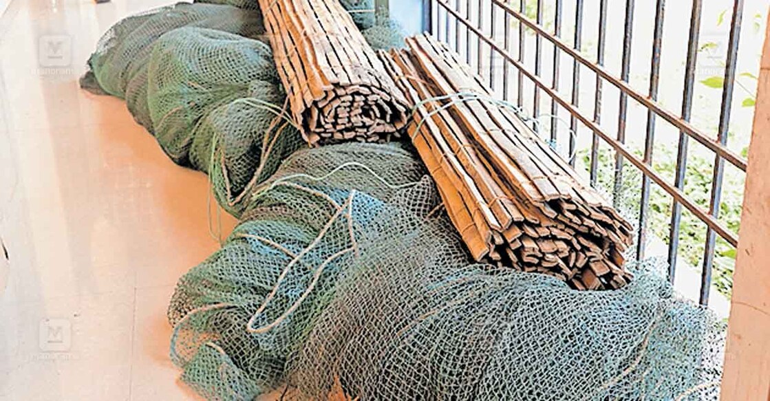 അനധികൃത മീൻപിടിത്തം; ഉപകരണങ്ങളും വലയും പിടിച്ചെടുത്തു | Pazhayangadi ...