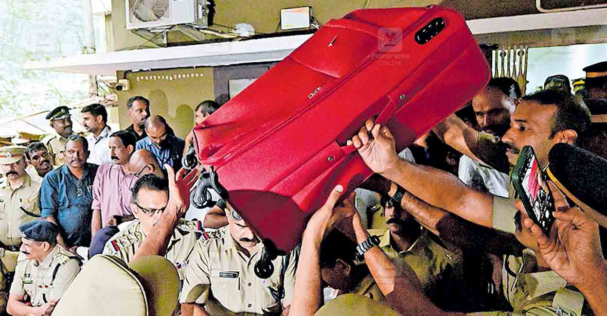 പാന്റ്സ് ഉടുക്കാത്ത ലിജേഷ്, തുമ്പായി സേർച് ഹിസ്റ്ററി; തിരിച്ചുവച്ച ...