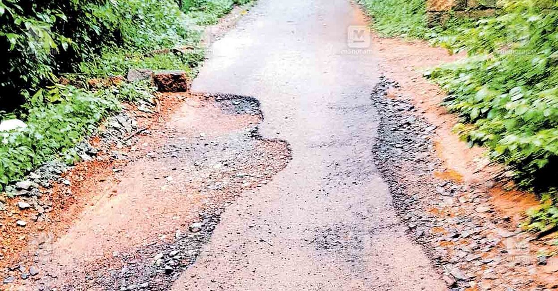 ഓണപ്പറമ്പ്-പള്ളിമൂല റോഡിൽ നടന്നുപോകാനും വയ്യ
