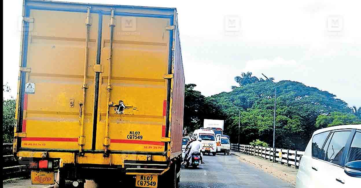 കുരുക്കൊഴിയാതെ വളപട്ടണം പാലം | Valapattanam bridge traffic | National ...