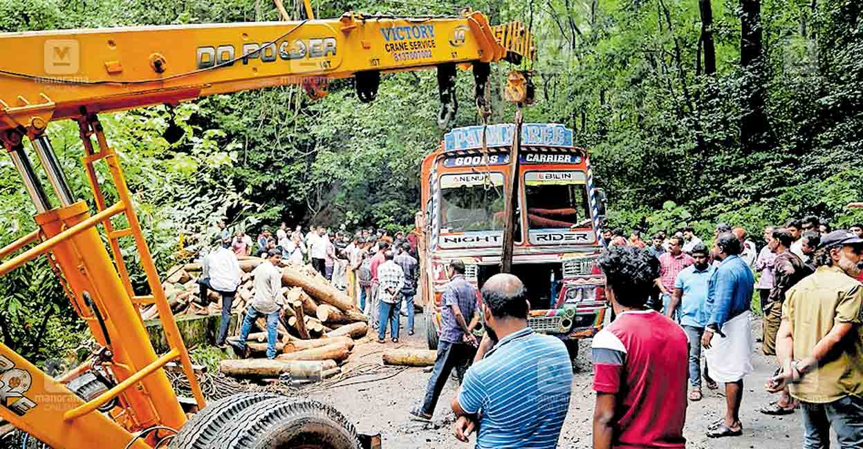 ലോറി മറിഞ്ഞു; മാക്കൂട്ടം ചുരത്തിൽ 9 മണിക്കൂർ ഗതാഗതം നിലച്ചു | Makkootam ...