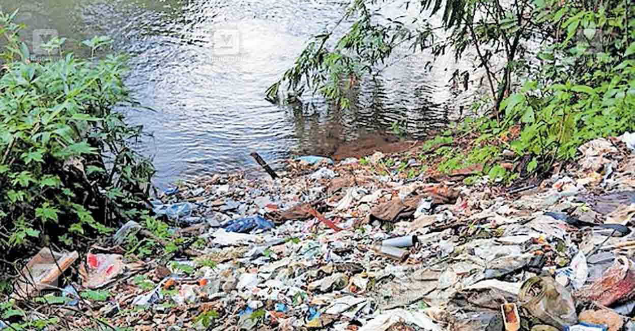 പുഴയിലും തീരത്തും കെട്ടിടാവശിഷ്ടങ്ങൾ തള്ളി | karuvanchal river ...