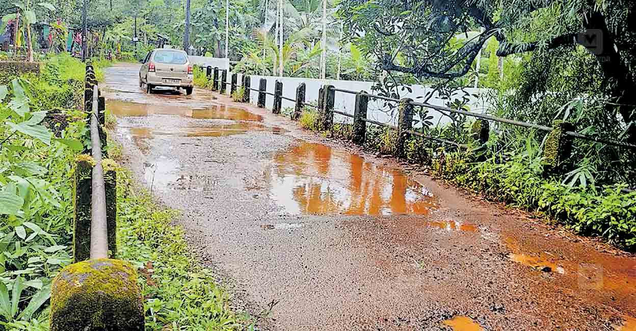 പേടിയാണ്, ഈ പാലം കടക്കാൻ...; അപകടാവസ്ഥയിലായ മൊട്ടപ്പാലം പുനർനിർമിക്കാ ...