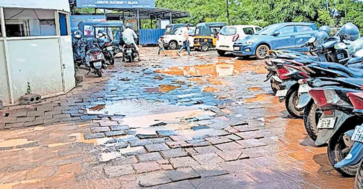 ഇരിട്ടി താലൂക്ക് ആശുപത്രി അകത്തും പുറത്തും ചെളിക്കുളം | Iritty Taluk ...