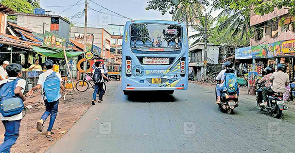 ചുങ്കം കവലയിൽ ബസ് സ്റ്റോപ് ഇല്ല; ഗതാഗത തടസ്സം പതിവ് | Pappinisseri ...