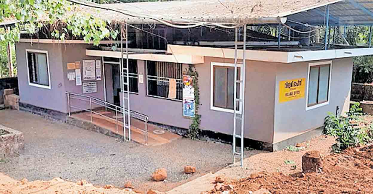 നിടിയേങ്ങ വില്ലേജ് ഓഫിസിലേക്കുള്ള വഴി ദുരിതം; അപകടം പതിവായി ...