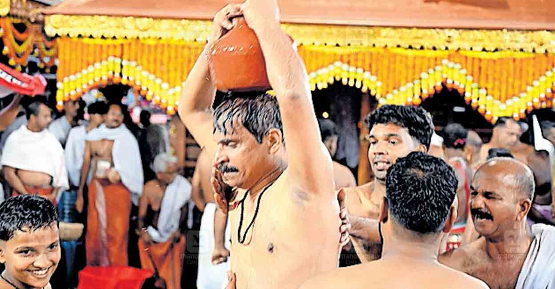 മുച്ചിലോട്ട് ഭഗവതി ക്ഷേത്രം പെരുങ്കളിയാട്ടം: ആദ്യദിനം ഭക്തജനപ്രവാഹം ...