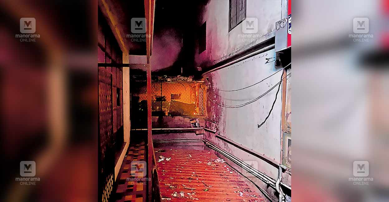 ഇരിട്ടി പുതിയ ബസ് സ്റ്റാൻഡിലെ കൂൾബാറിൽ രാത്രി തീപിടിത്തം | fire ...