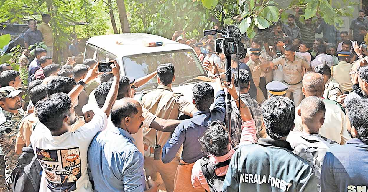 കേബിൾകെണിയിൽ പുലി കുടുങ്ങിയത് വീടിന് 100 മീറ്ററോളം അടുത്ത്; ആശങ്കയുടെ മുൾമുനയിൽ 7 മണിക്കൂ ...