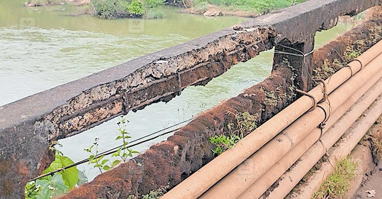 എന്തു വിശ്വസിച്ച് കടക്കും, ഈ പാലം? ഇരിക്കൂർ പാലത്തിലെ തകർന്ന ഹൈറ്റ് ...