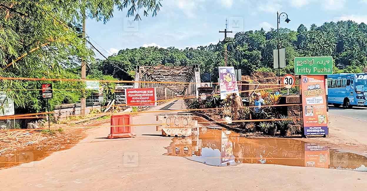 കെഎസ്ആർടിസി സ്വിഫ്റ്റ് ബസ് ഇടിച്ചുകയറി അപകടാവസ്ഥ; ഇരിട്ടി പഴയ പാലത്തി ...