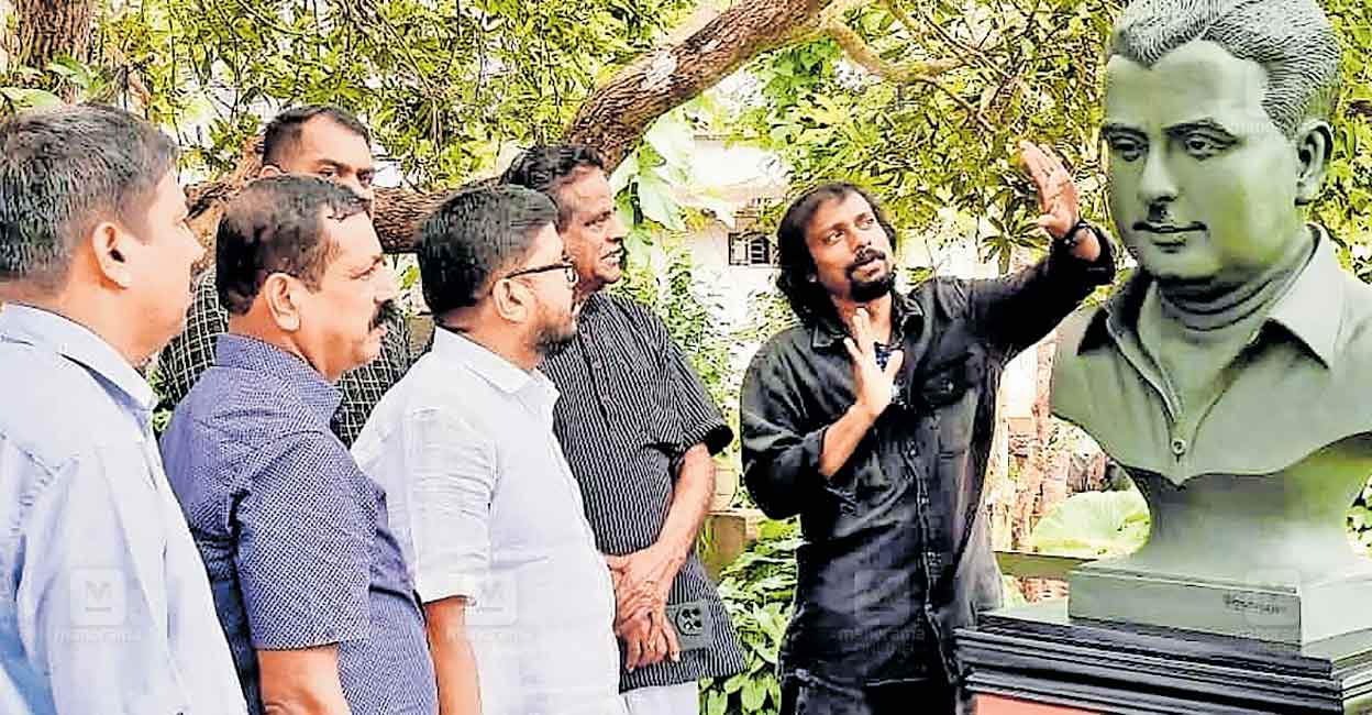 സിപിഎം ജില്ലാ കമ്മിറ്റി ഓഫിസിലേക്ക് അഴീക്കോടൻ രാഘവന്റെ ശിൽപം ...