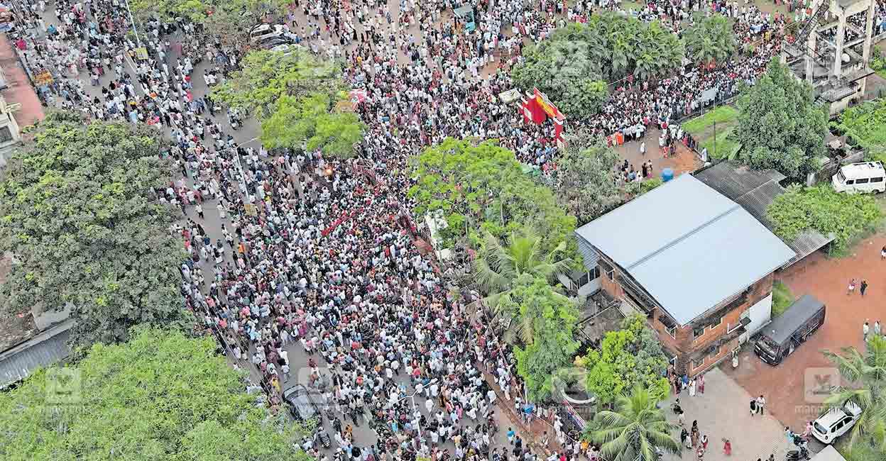 ചെങ്കടലിരമ്പം: ഒഴുകിയെത്തി അണികൾ, നിറഞ്ഞുകവിഞ്ഞ് കലക്ടറേറ്റ് മൈതാനം ...