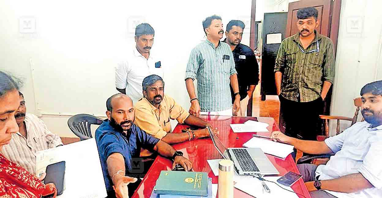 വോട്ടർ പട്ടിക ക്രമക്കേട്: 2–ാം ദിവസവും ഇരിട്ടി നഗരസഭാ ഓഫിസ് ഉപരോധിച്ച് ...