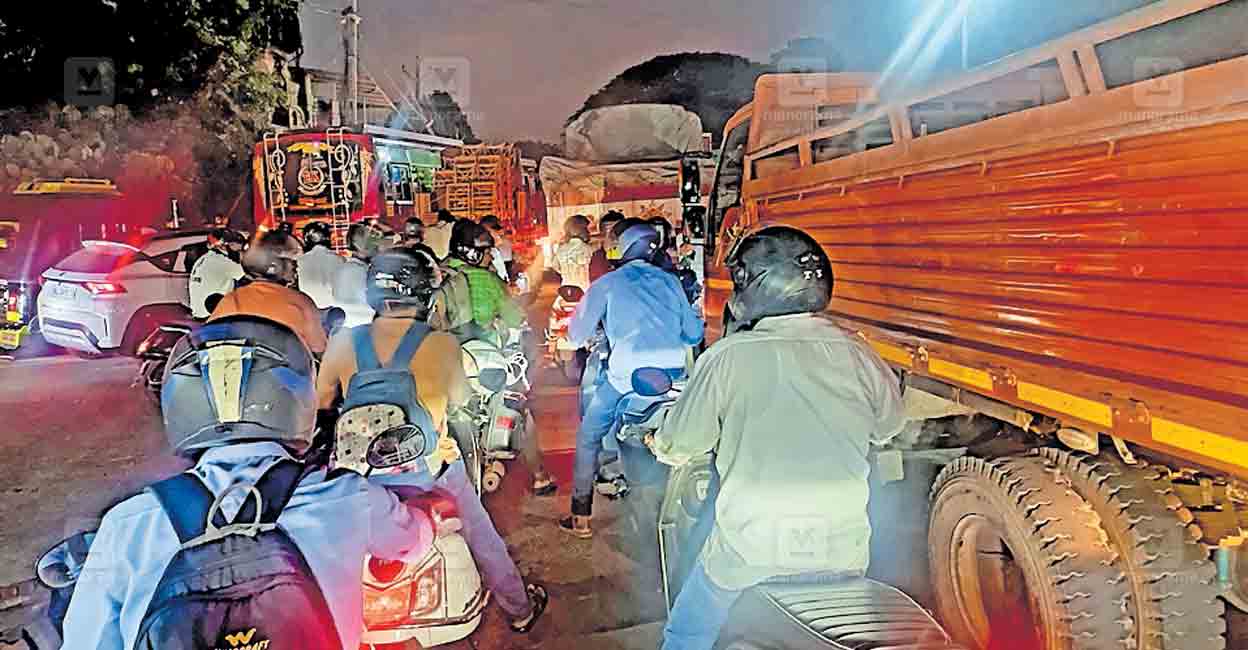 പാപ്പിനിശ്ശേരി പാലത്തിൽ ലോറി കുടുങ്ങി; ഗതാഗതതടസ്സം | Kannur traffic ...