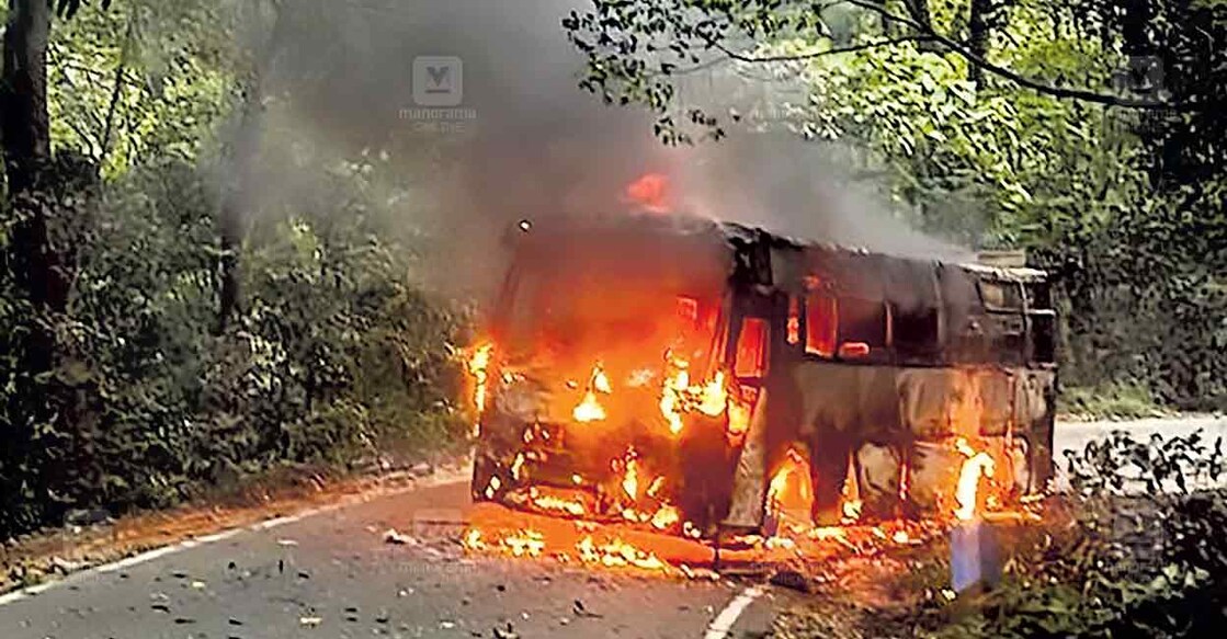 മാക്കൂട്ടം ചുരത്തിൽ ബസ് കത്തിനശിച്ചു; തീപിടിച്ചത് യാത്രക്കാരെ ഇറക്കി ...