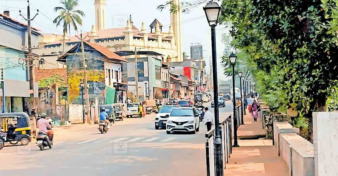 മട്ടന്നൂരിന് ഇനി അലങ്കാര വഴിവിളക്കിന്റെ തെളിച്ചം; 40 വർഷത്തിന് ശേഷം ...