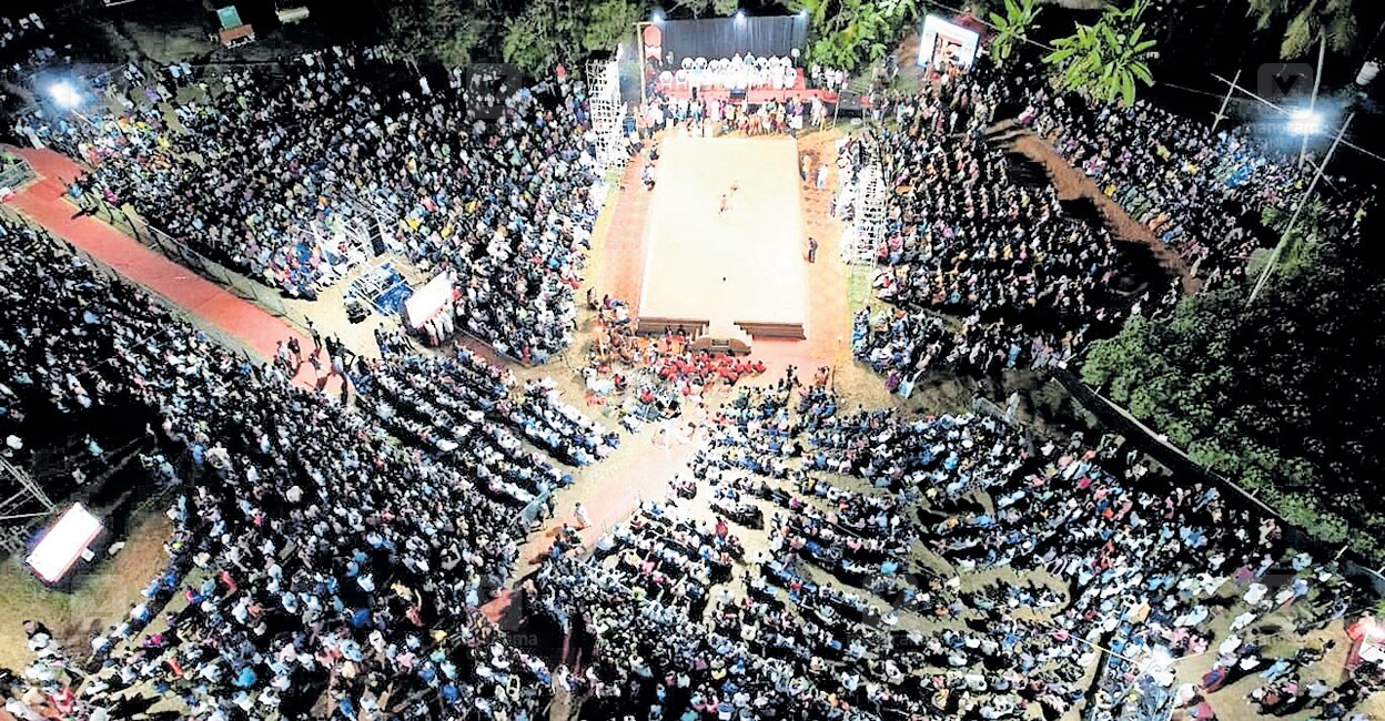 ‘ചേകവൻ എഴുന്നള്ളി’; ഹർഷാരവമുയർത്തി ജനം | Kalaripayattu | Kathiroor ...