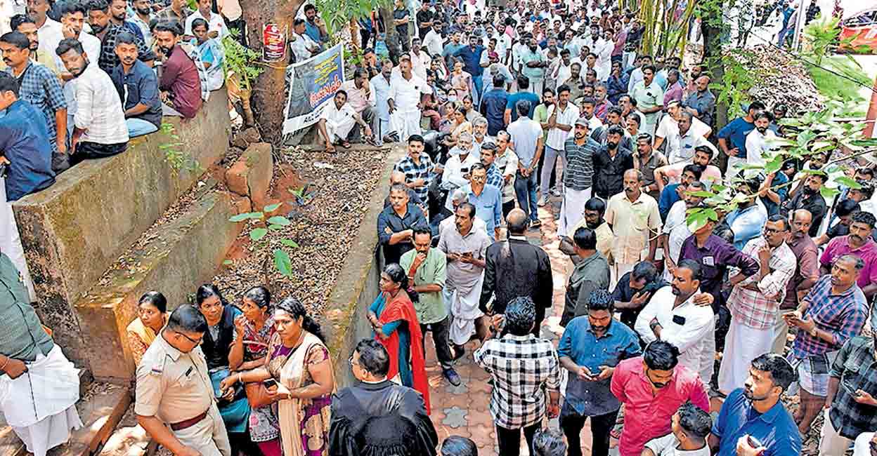 സൂരജ് വധം: പ്രതികൾക്ക് കോടതിമുറ്റത്ത് യാത്രയയപ്പ്; ജയിൽ പരിസരത്ത് ...