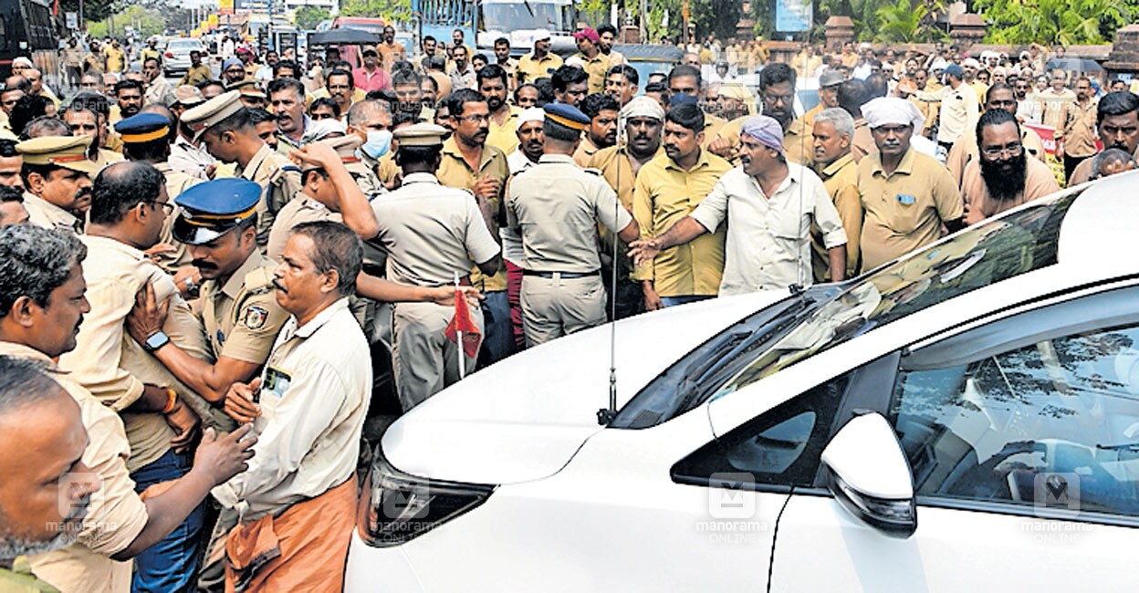 ഓട്ടോറിക്ഷാ തൊഴിലാളികളുടെ കോർപറേഷൻ ഓഫിസ് മാർച്ച്: മേയറുടെ വാഹനം തടഞ്ഞു ...