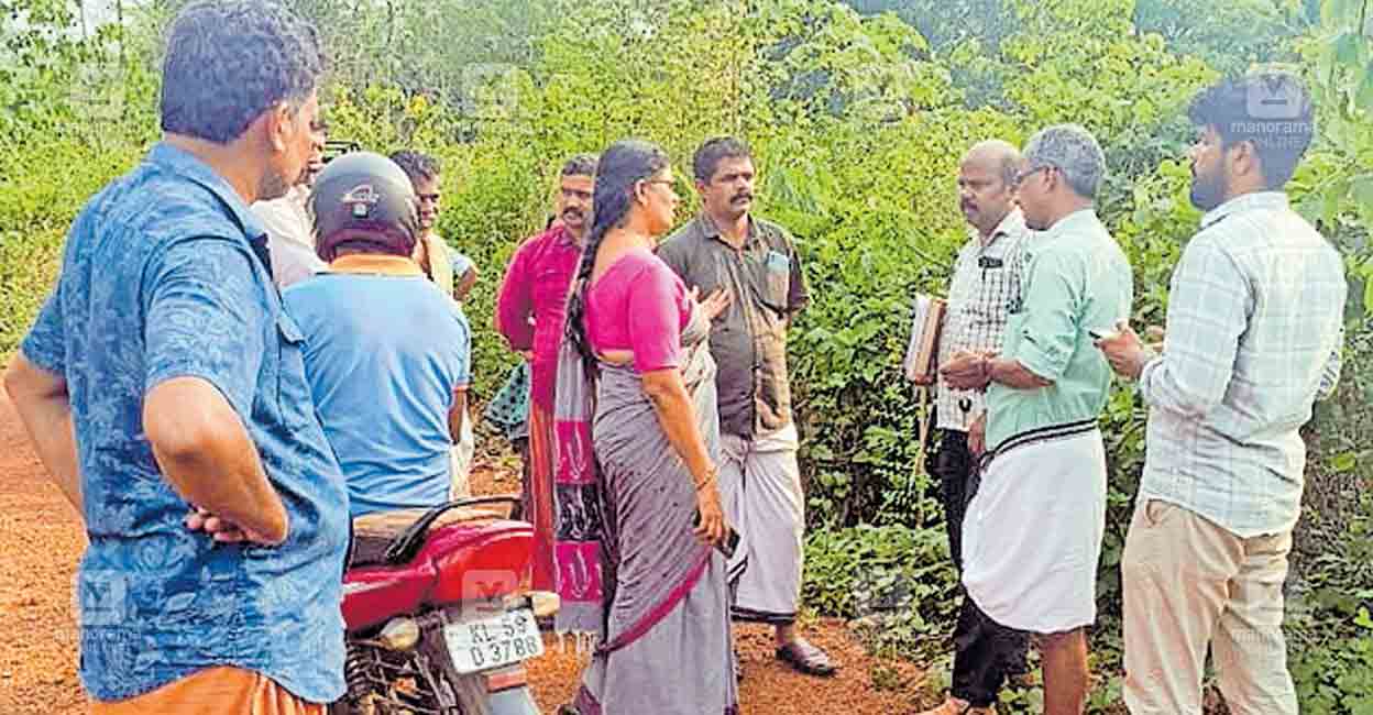 മാവിലംപാറയിലെ അനധികൃത ചെങ്കൽ ഖനനം: വില്ലേജ് ഓഫിസർ സ്ഥലം സന്ദർശിച്ചു ...