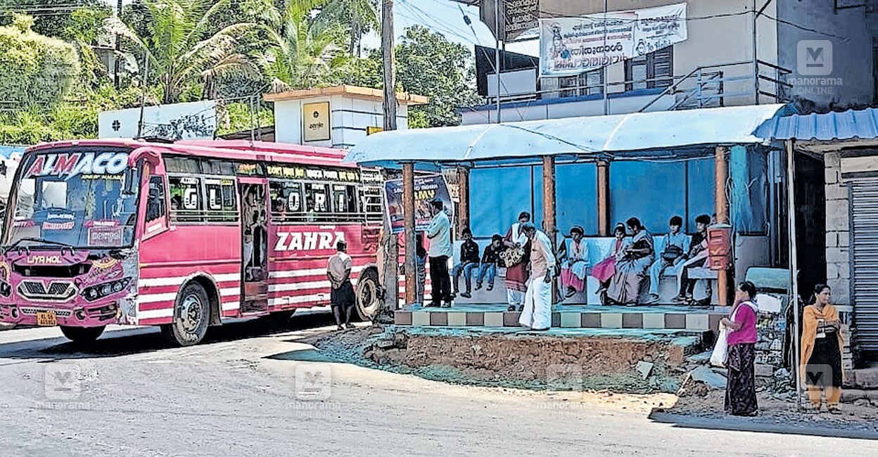 എടൂരിൽ പൊളിച്ചിട്ട ബസ് സ്റ്റോപ്പുകളും കാത്തിരിപ്പു കേന്ദ്രം തറയും ...