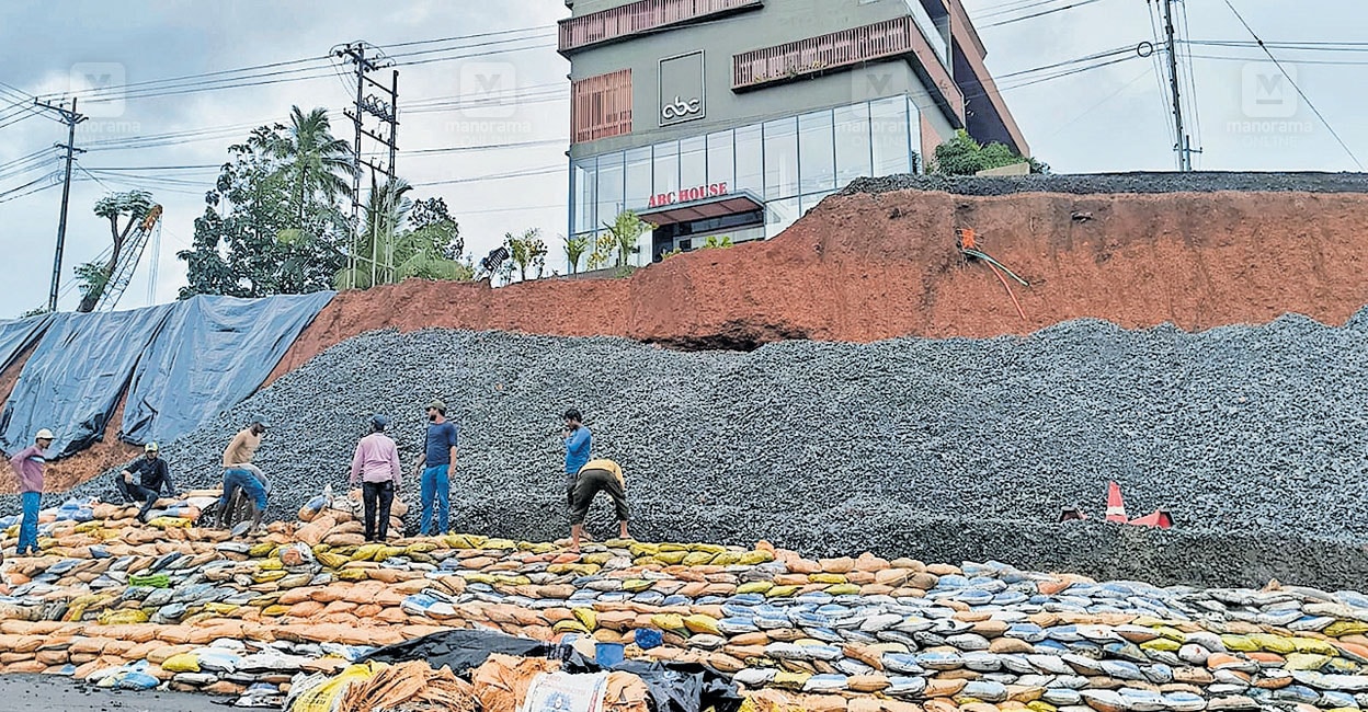 അപകടസാധ്യത: പരിയാരം–കുപ്പം ഭാഗത്ത് ഗതാഗതം പുനഃസ്ഥാപിച്ചില്ല | Pariyaram ...