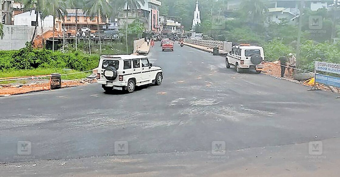 ഉദ്ഘാടനത്തിലേക്ക് കരുവഞ്ചാൽ പാലം; ഗതാഗതക്കുരുക്കിനെ തുടർന്ന് പുതിയപാലം ...