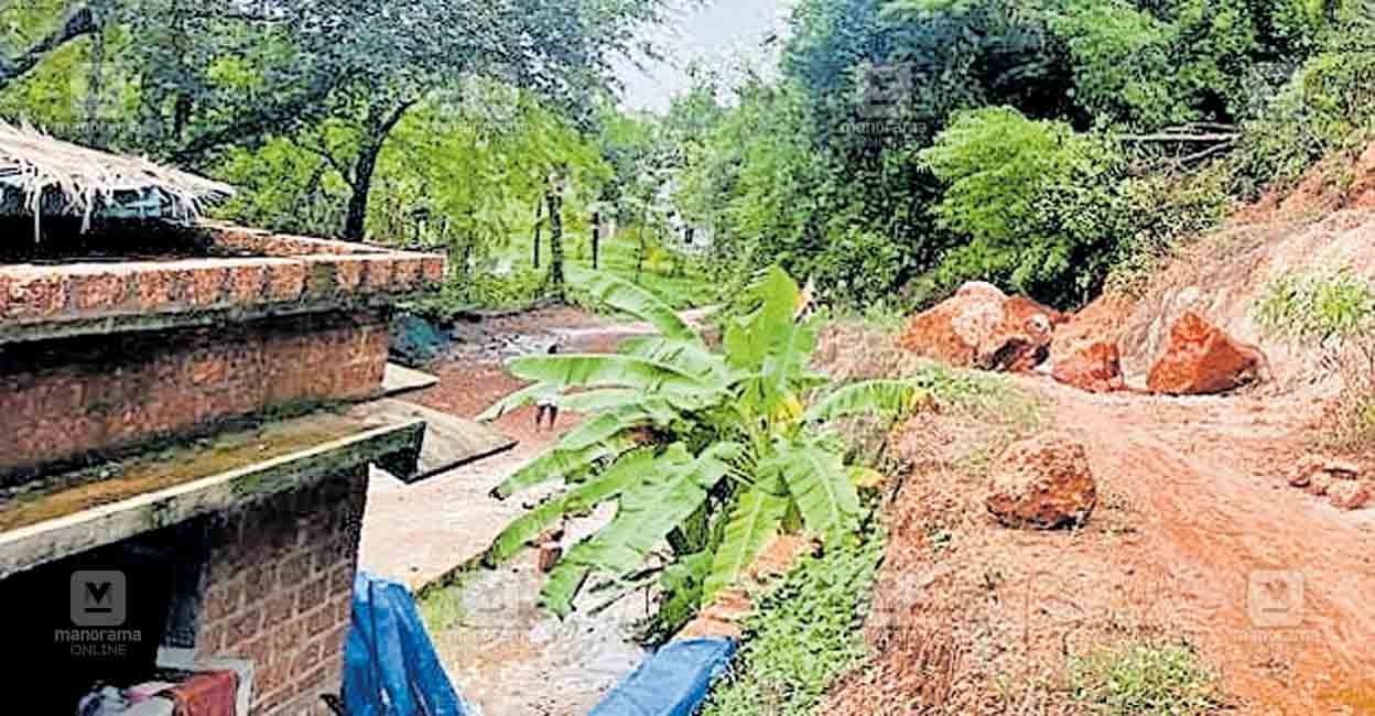 കനത്തമഴയിൽ കുന്നിടിച്ചിൽ | Pazhyangadi landslide | Vengara Nadakka ...